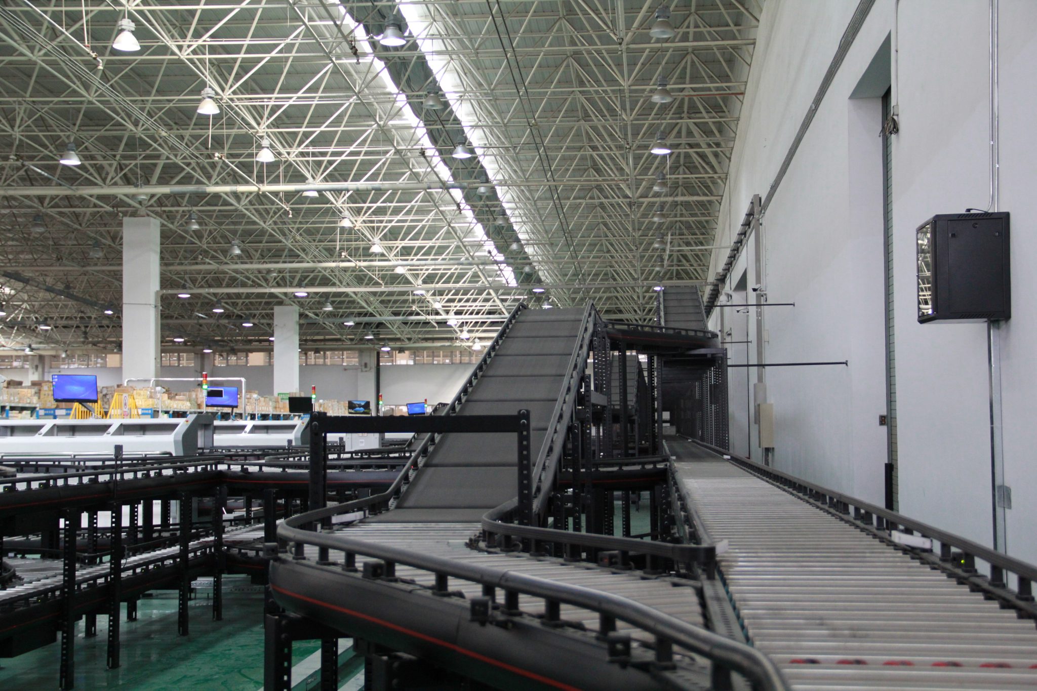 Unveiling the Future of Warehouse Operations: HWArobotics’ Semi ...